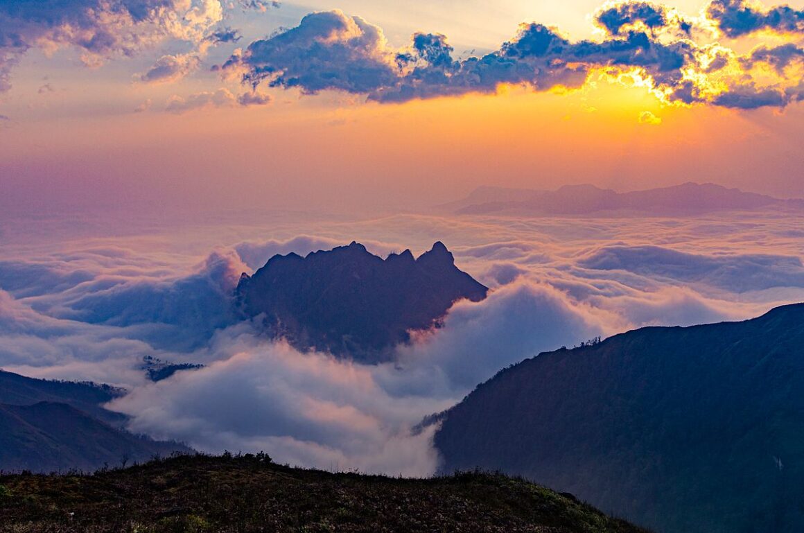 Vietnam Cloud Hunting: The Rise of Summit Hiking in the North